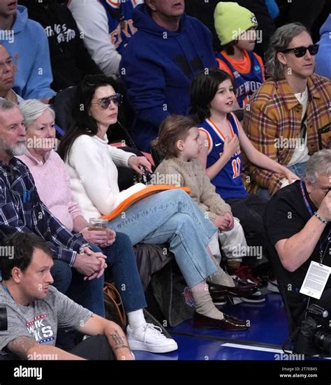 Anne Hathaway And Her Husband Adam At The Ny Knicks Game With Her Two