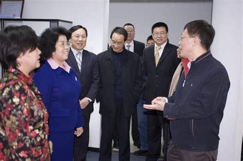 丁学东副部长与孙董事长亲切交谈