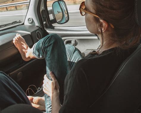 News Car Crash Experts On Why To Never Put Your Feet Up On The