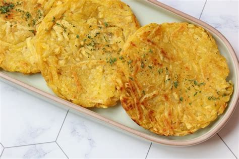 18 감자채전 비오는 날 전요리 2탄 에그팬으로 감자채전 바삭하게 부치는 방법 알려드릴게요 1 감자 3개를 깨끗하게 씻은
