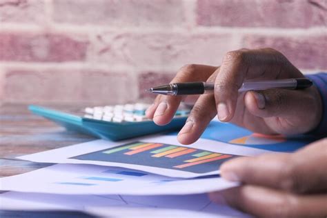 Premium Photo Man Hand Analyzing Chart