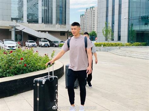 首钢男篮乘高铁赴青岛 翟晓川我们已准备好了图 搜狐大视野 搜狐新闻