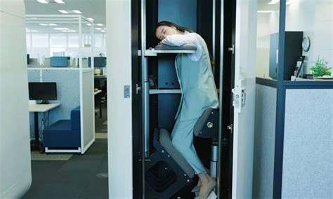 Na Het Sta Bureau Is Er Nu Ook Een Sta Bed Staand Een Dutje Doen Op