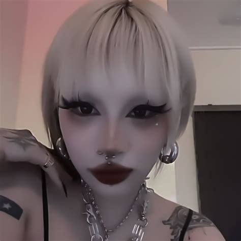 Pin By Stripped Absinthe On Makeup Looks Aesthetic People Grunge