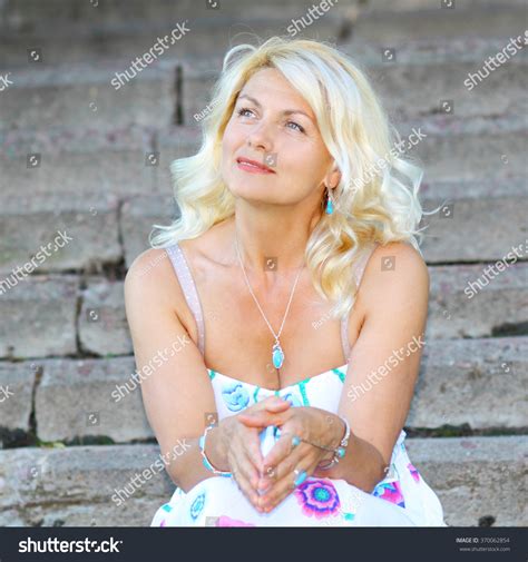 1 287 Hippie Mature Woman Bilder Stockfotos Und Vektorgrafiken