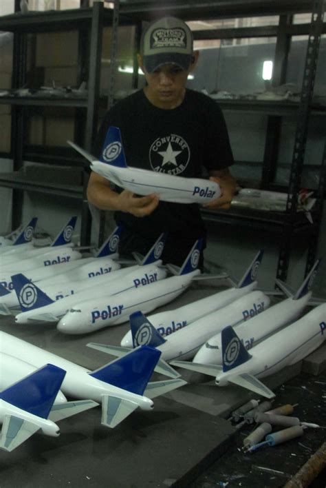 Melihat Rumitnya Kerajinan Miniatur Pesawat Di Cibinong Jawa Barat