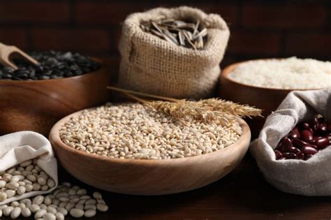 Diferentes Tipos De Semillas Y Legumbres De Cereales Sobre Mesa De