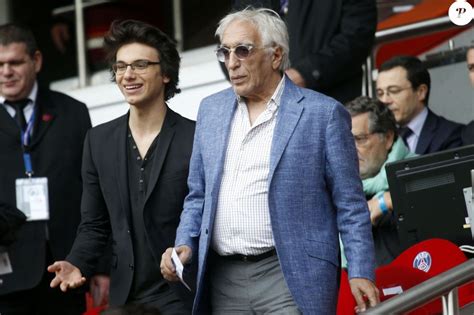 Gérard Darmon Et Son Fils Jules Fils De Mathilda May Au Match De