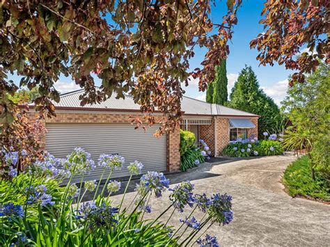 35 Caroline Chisholm Drive Kyneton Vic 3444 Property Details