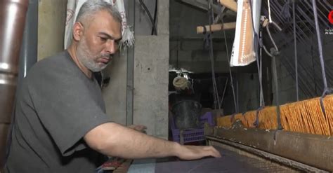 أجمل المنسوجات تُصنع هنا صناعات مختلفة ومميزة باستخدام النول اليدوي في غزة القاهرة الاخبارية