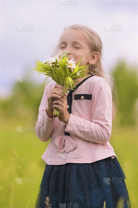 小女孩闻花的肖像