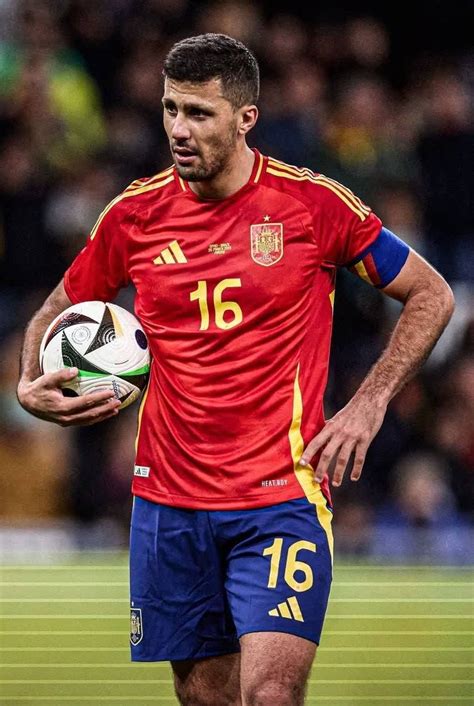 چند تصویر با کیفیت از رودری در لباس لاروخا🇪🇸 طرفداری