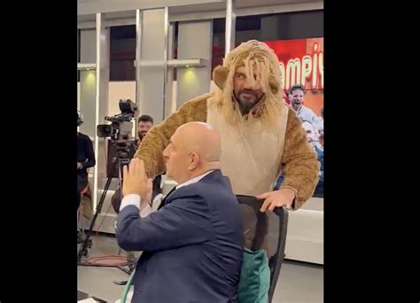 Rasim Ozan Kütahyalı Yayına Aslan Kostümüyle Çıktı Onedio