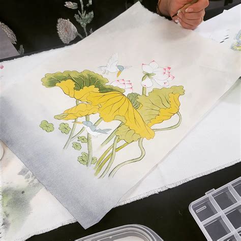 광화문한국사회교육원 민화그리기 수요일 저녁반 수강생분이 연화도를 그리고 있어요 천리길도 한걸음부터