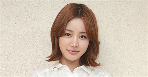 포즈 취하는 윤진이