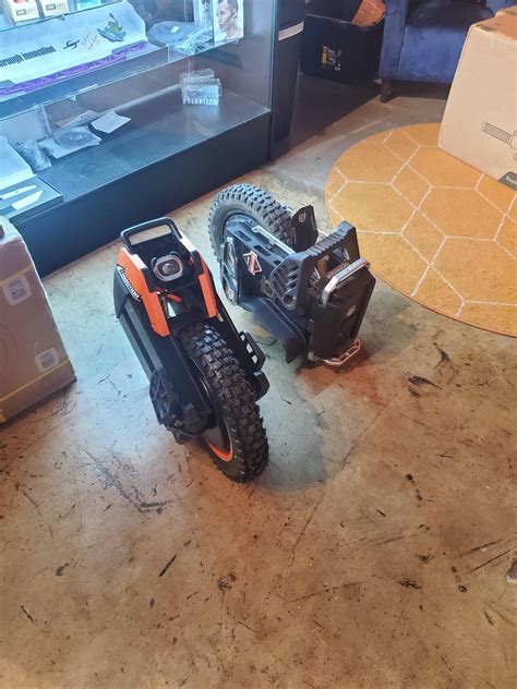 Commander Mini Vs The V14 Relectricunicycle