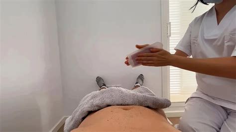 初心者のかわいい女の子のためのチンポワックスがけ私は絶頂が終わるまで私に手コキをするために彼女の手を握ります Xhamster