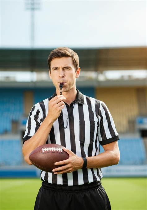 Fussball Schiedsrichter Mit Pfeife Bilder Kostenloser Download Auf Freepik