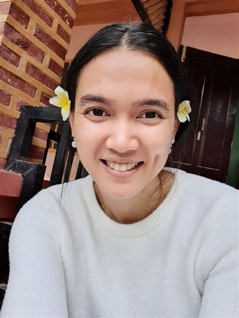 ချစ်စရာကောင်းလွန်းတဲ့ မြေးလေးကိုချီပြီး ချစ်မဝနိုင်ဖြစ်နေတဲ့ ဖေဖေကိုက