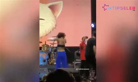 Indonesian Police Investigating Singer For Taking Off Top During Concert Video Malay Mail
