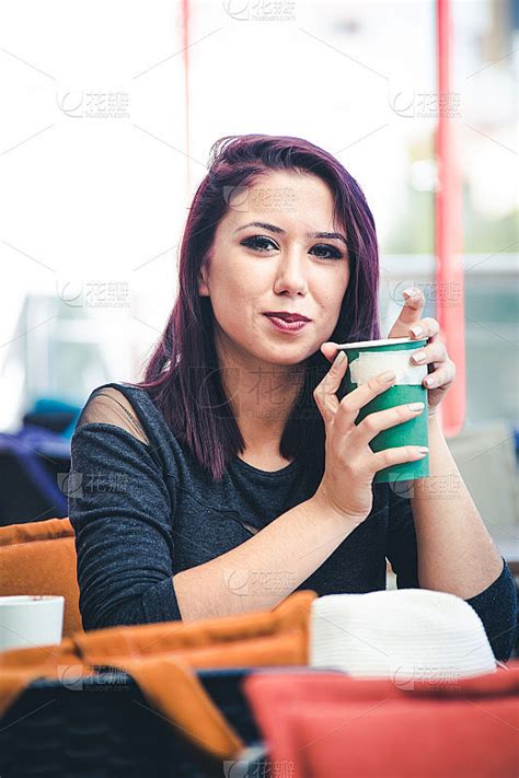 在咖啡店喝咖啡的漂亮女孩