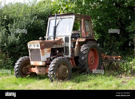 La Rouille Vieux Tracteur David Brown Avec Coupe Herbe Stationné Dans La Zone Cotswolds