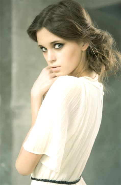 Фото Девушка в белой рубашке