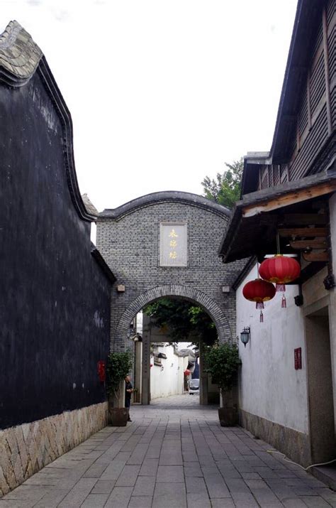 An Arch Of Black Brick Black Walls Red Lanterns Eaves Alleys