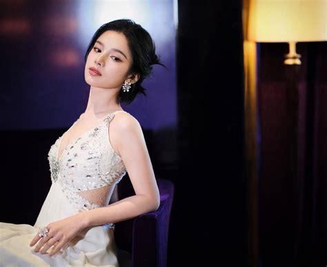 张婧仪穿深v碎钻吊带裙性感迷人 精致五官漂亮养眼 搜狐大视野 搜狐新闻
