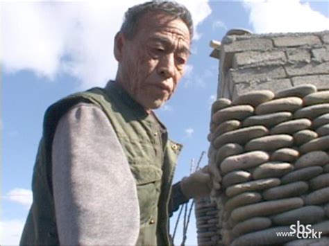 돌집 짓는 할아버지 돌 천지 이색 풍경 화제만발