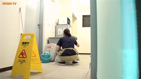 A Housecleaning Worker Who Couldnt Hide Her Frustration In The Office