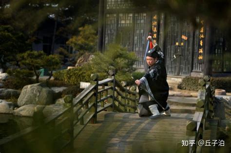 《辟邪剑谱》开启的江湖内卷之路，你知道吗？；林平之为了保命，一本《辟邪剑谱》花样操作之后，也可以开启整个武林的内卷之路。 知乎