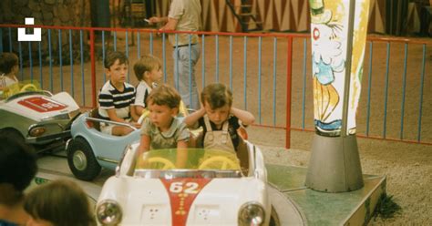 장난감 자동차 위에 타고 있는 어린 아이들 사진 Unsplash의 무료 자동차 이미지