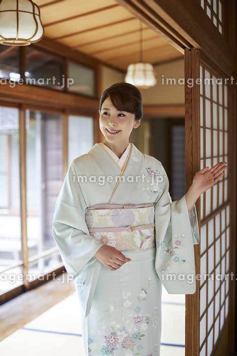 着物を着た日本人女性の写真素材 129491467 イメージマート