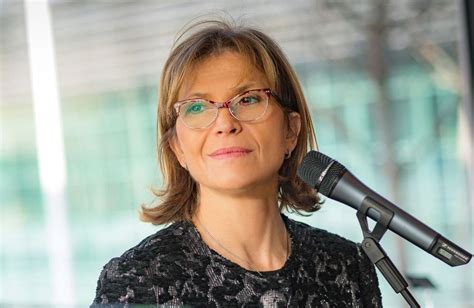 Lévai Anikó Erős Közösség Vesz Körül Bennünket Minden Szó