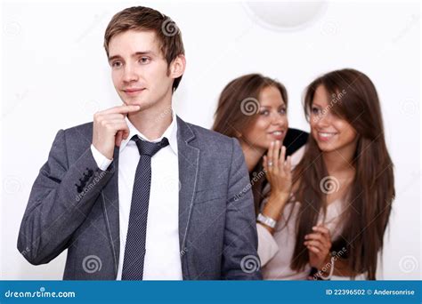 Un Uomo E Due Ragazze Fotografia Stock Immagine Di Uomini 22396502