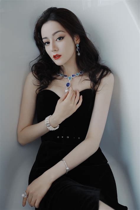 人间尤物！热巴活动生图性感美艳 戴华丽珠宝贵气逼人 眼界，放眼世界