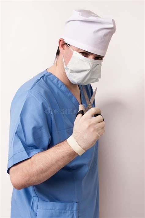 Chirurg Scheuert Innen Sich Mit Scissor Stockfoto Bild Von Obacht