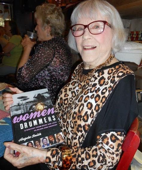 คุณยายอายุ 106 ปีเริ่มตีกลองตั้งแต่ 99 ปีที่แล้ว และตอนนี้เธอก็ยังตี