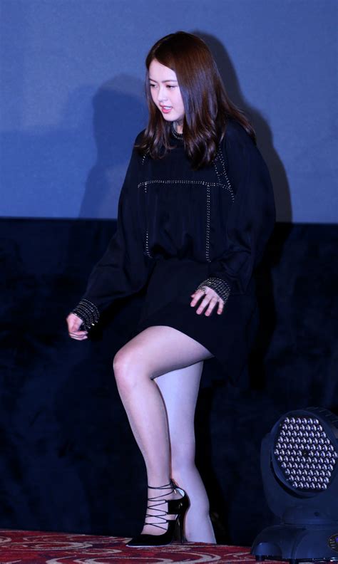 포토 고아라 늘씬한 각선미