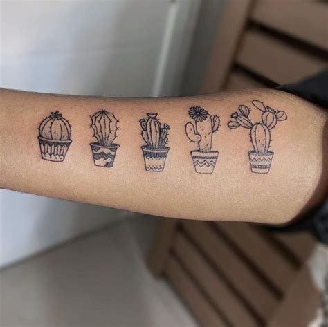 Pin Em Tattoos Fineline By Caroliss Horn
