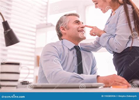 Segretario Che Flirta Con Il Suo Capo Nel Luogo Di Lavoro Fotografia