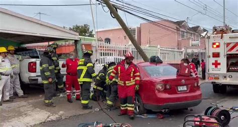 Quedan Atrapados Y Heridos Dos Jóvenes Al Chocar Contra Poste La