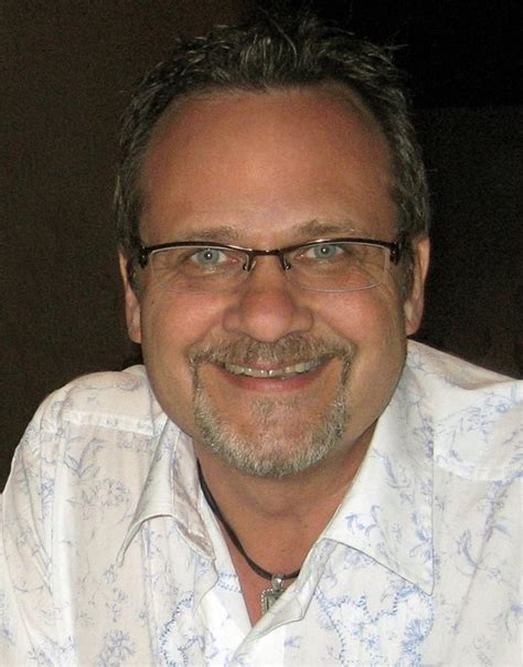 El Diseñador Del Libro Daniel Wasinger Reside En El Sur De Florida Donde Ha Desarrollado Su