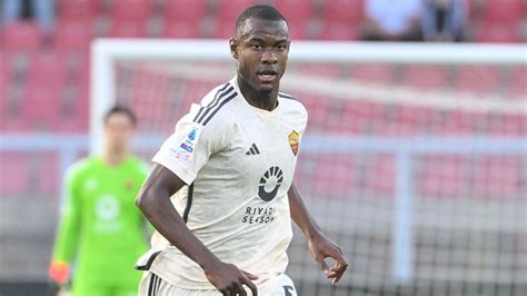 Manchseter United Transfer News Who Is Evan Ndicka Romas