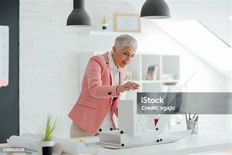 Arsitek Dewasa Yang Bekerja Di Kantornya Tentang Model Arsitektur Foto Stok Unduh Gambar