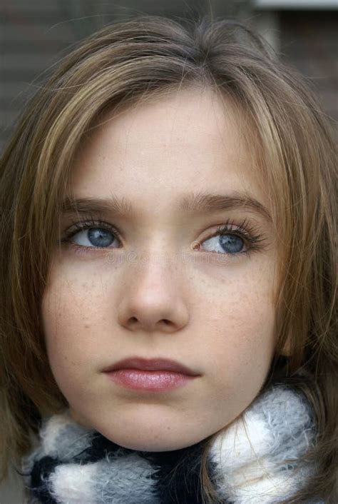 Niña Con La Bufanda Foto De Archivo Imagen De Muchacha 1776972