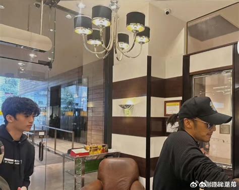 謝霆鋒與16歲大仔lucas謝振軒澳洲滑雪被捕獲 父子十足餅印？ Am730