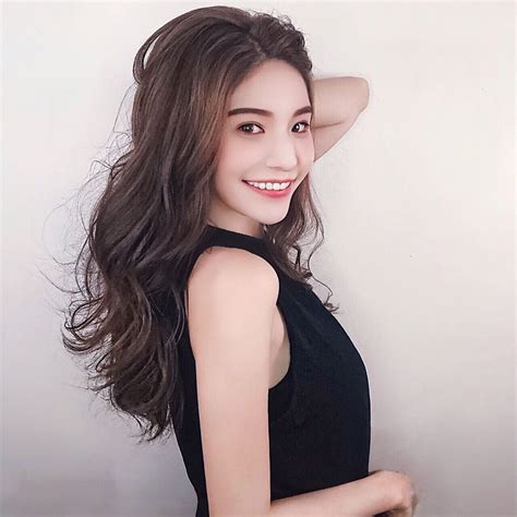 混血風女神「yi Wen Wang」笑容燦爛甜美太迷人，比基尼下的白嫩性感曲線盡收眼底！ Mgs美女番号网