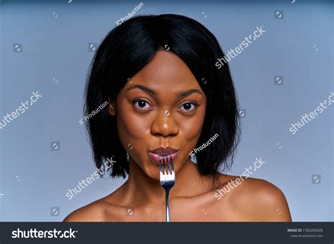 포크로 카메라를 보고 섹시한 발가벗은 여자 스톡 사진 Shutterstock